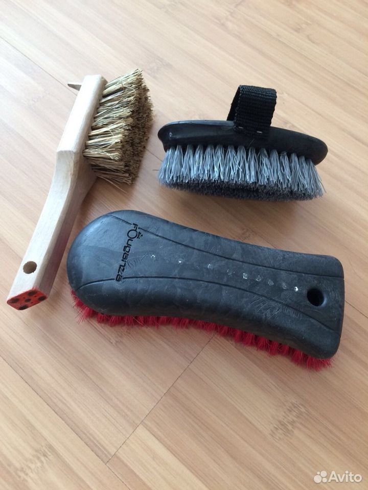 Щётки для ухода за лошадьми